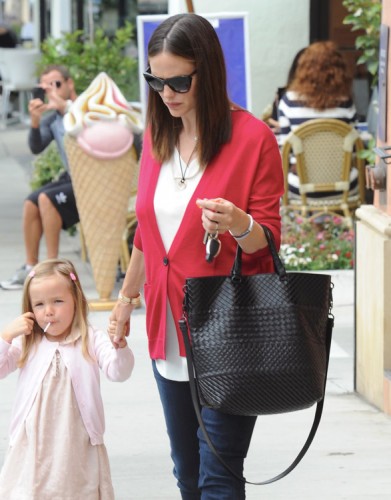 The Many Bags of Jennifer Garner - PurseBlog