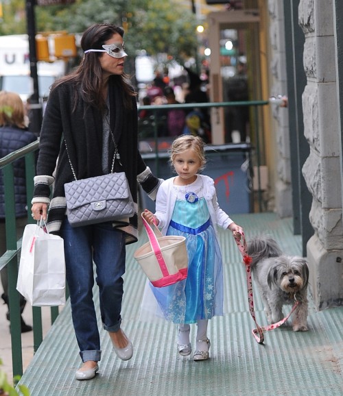 Bethenny Frankel Juggles a Mask, Dog, Child and Chanel Bag - PurseBlog