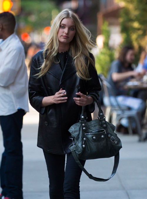 45 Photos Of Gorgeous Supermodels And Their Fabulous Handbags | PurseBlog