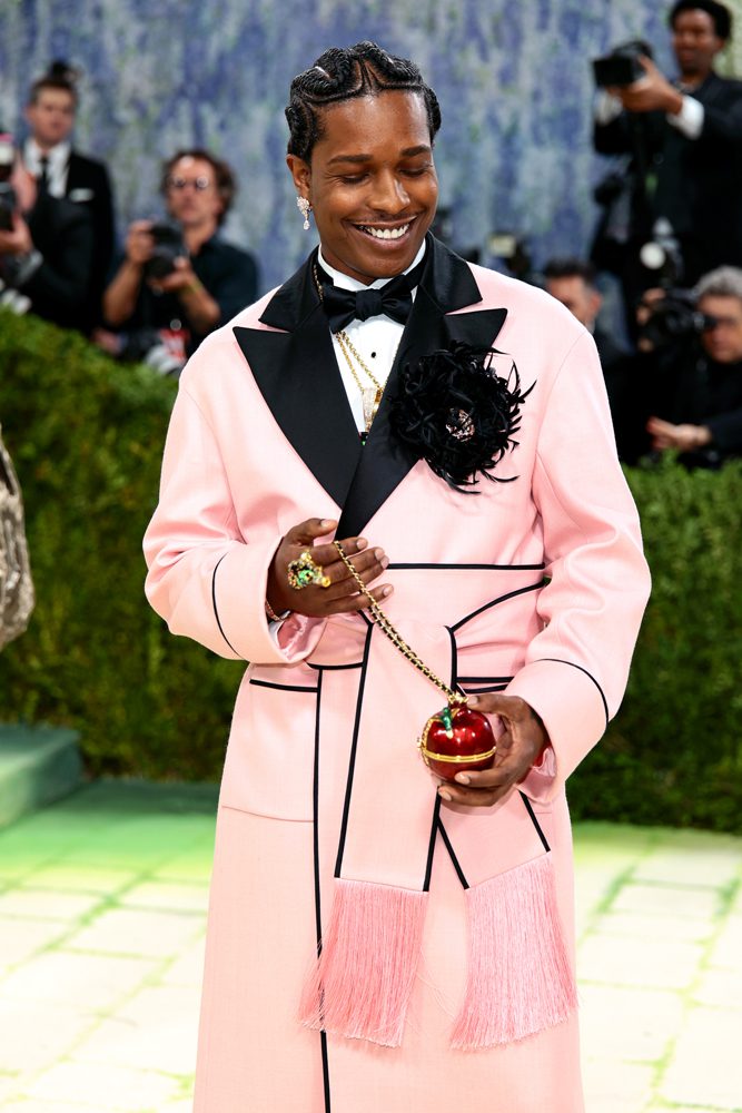 Celebrities Take Over New York For The 2026 Met Gala With A Parade Of ...